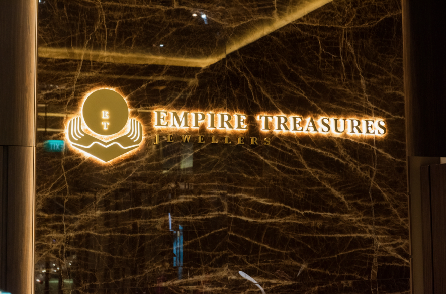 A WEALTH OF DISCOVERIES AT EMPIRE TREASURES | Solitaire Magazine